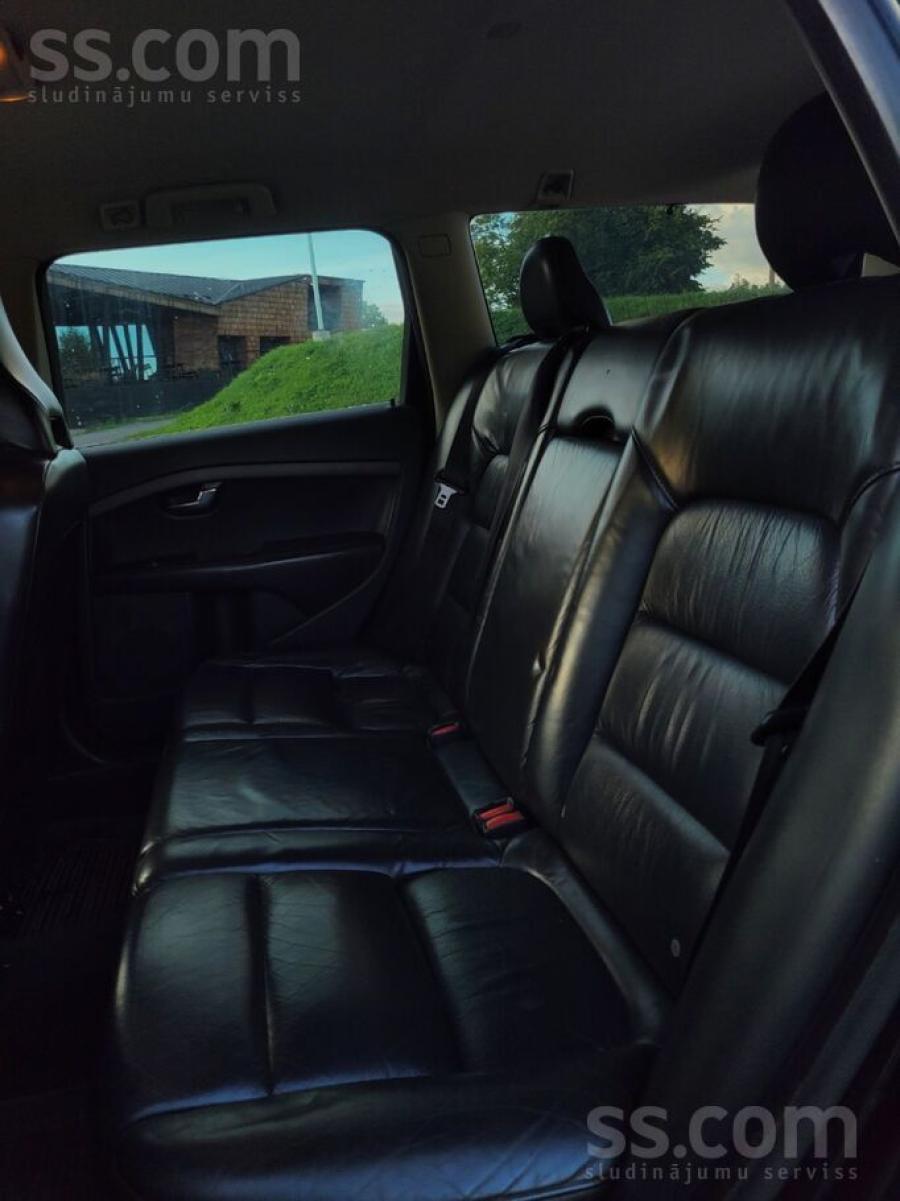Black Volvo V70 2009 in Riga, with an engine capacity of 2.40 L and mileage of 398 thousand km for 3500 €, photo 4 on AUTOMOTO.COM.LV