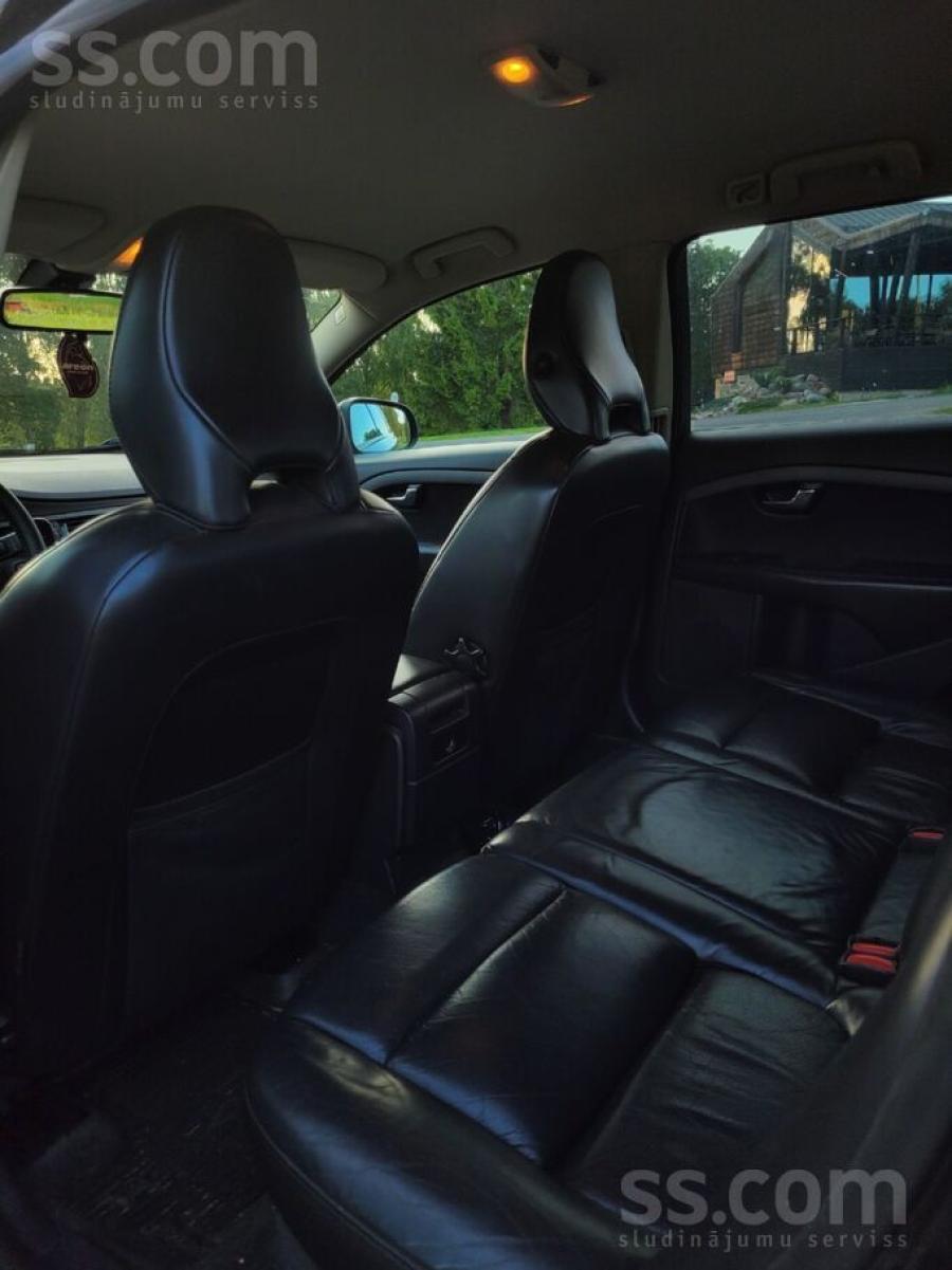 Black Volvo V70 2009 in Riga, with an engine capacity of 2.40 L and mileage of 398 thousand km for 3500 €, photo 5 on AUTOMOTO.COM.LV