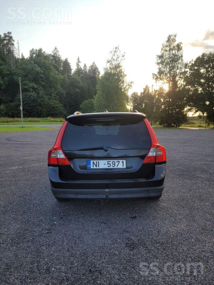 Black Volvo V70 2009 in Riga, with an engine capacity of 2.40 L and mileage of 398 thousand km for 3500 €, photo 10 on AUTOMOTO.COM.LV