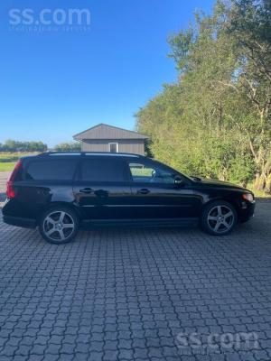 Black Volvo V70 2009 in Tukums, with an engine capacity of 2.40 L and mileage of 0 thousand km for 2600 €, photo 3 on AUTOMOTO.COM.LV