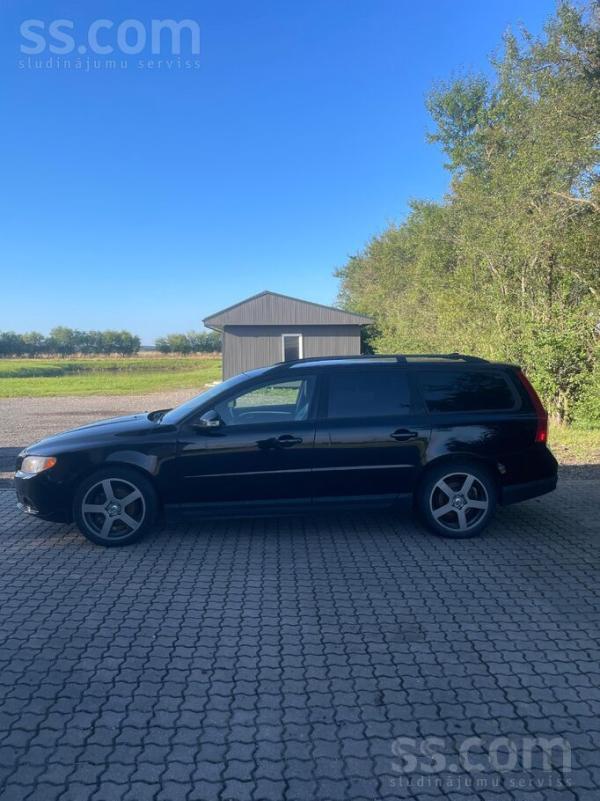 Black Volvo V70 2009 in Tukums, with an engine capacity of 2.40 L and mileage of 0 thousand km for 2600 €, photo 6 on AUTOMOTO.COM.LV