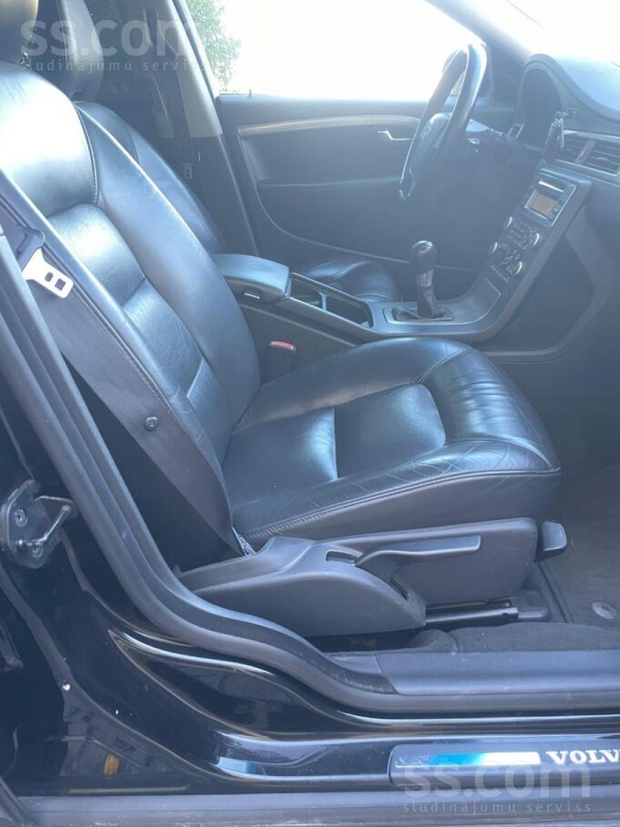 Black Volvo V70 2009 in Tukums, with an engine capacity of 2.40 L and mileage of 0 thousand km for 2600 €, photo 9 on AUTOMOTO.COM.LV
