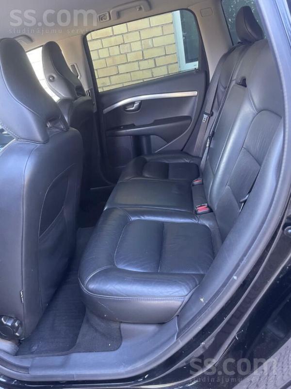 Black Volvo V70 2009 in Tukums, with an engine capacity of 2.40 L and mileage of 0 thousand km for 2600 €, photo 10 on AUTOMOTO.COM.LV