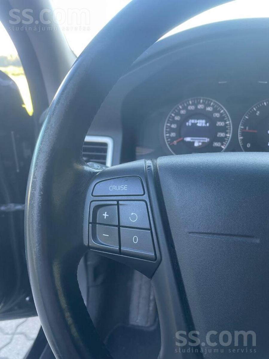 Black Volvo V70 2009 in Tukums, with an engine capacity of 2.40 L and mileage of 0 thousand km for 2600 €, photo 15 on AUTOMOTO.COM.LV