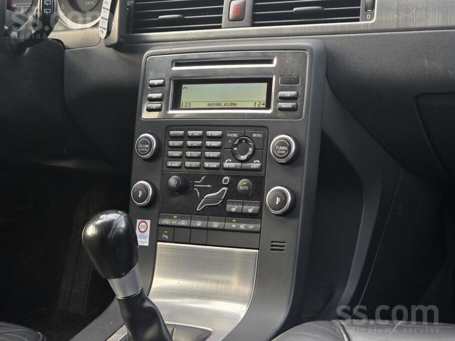 Melns Volvo V70 2009 Liepāja, ar dzinēja tilpumu 2.40 L un nobraukumu 317 tūkst. km par 3450 €, foto 19 vietnē AUTOMOTO.COM.LV