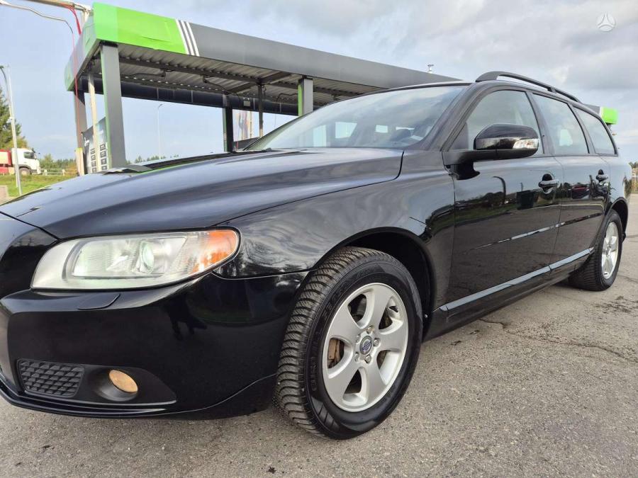 Black Volvo V70 2009 in Utena, with an engine capacity of 2.40 L and mileage of 306 thousand km for 4150 €, photo 1 on AUTOMOTO.COM.LV