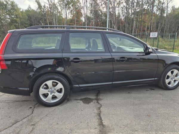 Volvo V70 2009 in Utena on AUTOMOTO.COM.LV Black Volvo V70 2009 in Utena, with an engine capacity of 2.40 L and mileage of 306 thousand km for 4150 €, photo 4 on AUTOMOTO.COM.LV
