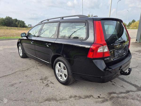 Volvo V70 2009 in Utena on AUTOMOTO.COM.LV Black Volvo V70 2009 in Utena, with an engine capacity of 2.40 L and mileage of 306 thousand km for 4150 €, photo 5 on AUTOMOTO.COM.LV