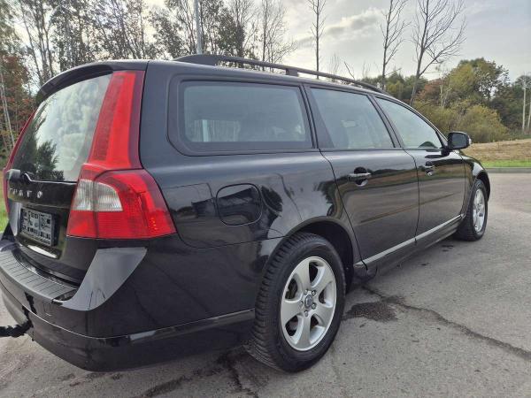Volvo V70 2009 in Utena on AUTOMOTO.COM.LV Black Volvo V70 2009 in Utena, with an engine capacity of 2.40 L and mileage of 306 thousand km for 4150 €, photo 6 on AUTOMOTO.COM.LV