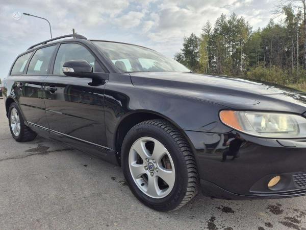 Volvo V70 2009 in Utena on AUTOMOTO.COM.LV Black Volvo V70 2009 in Utena, with an engine capacity of 2.40 L and mileage of 306 thousand km for 4150 €, photo 7 on AUTOMOTO.COM.LV