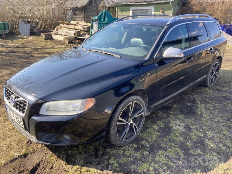 Black Volvo V70 2010 in Aizkraukle, with an engine capacity of 2.40 L and mileage of 452 thousand km for 3990 €, photo 1 on AUTOMOTO.COM.LV