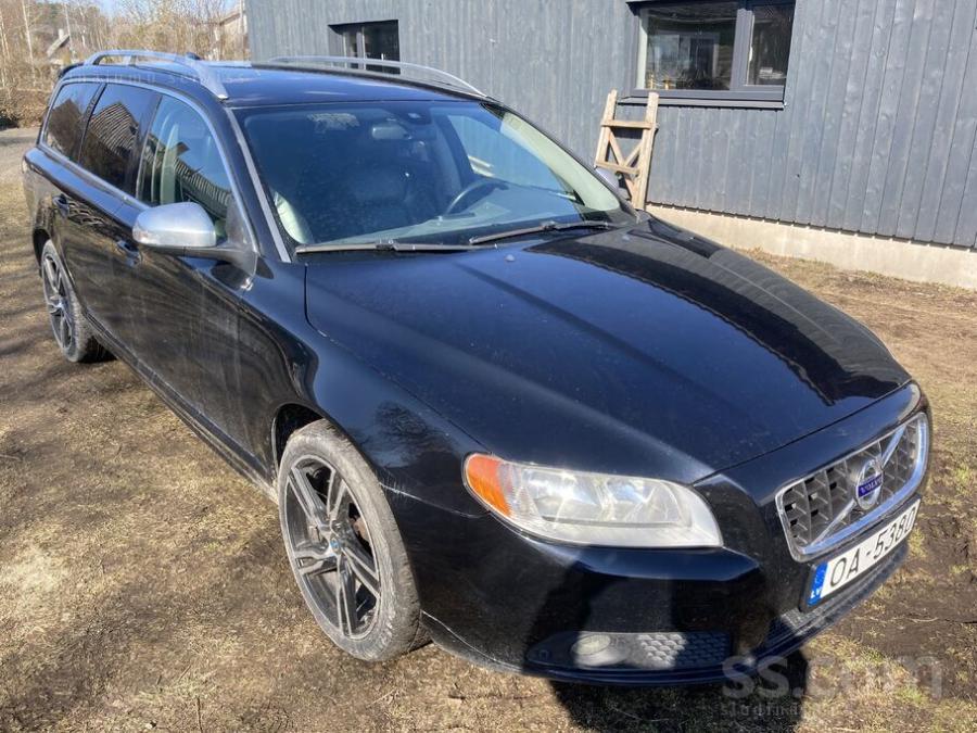 Black Volvo V70 2010 in Aizkraukle, with an engine capacity of 2.40 L and mileage of 452 thousand km for 3990 €, photo 3 on AUTOMOTO.COM.LV