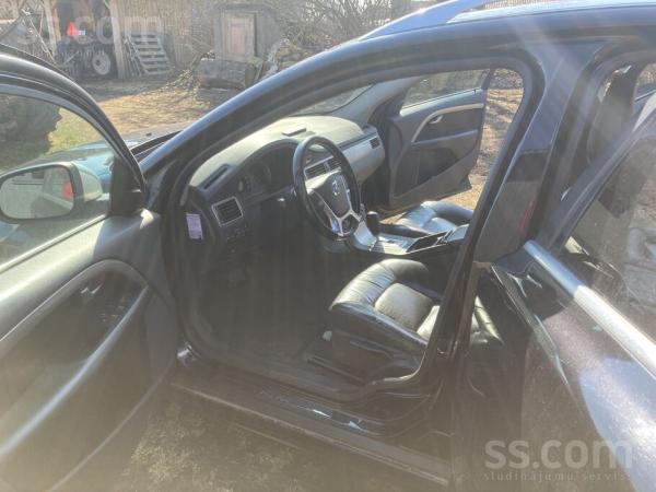 Black Volvo V70 2010 in Aizkraukle, with an engine capacity of 2.40 L and mileage of 452 thousand km for 3990 €, photo 5 on AUTOMOTO.COM.LV