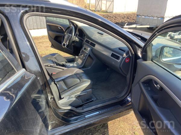 Black Volvo V70 2010 in Aizkraukle, with an engine capacity of 2.40 L and mileage of 452 thousand km for 3990 €, photo 6 on AUTOMOTO.COM.LV