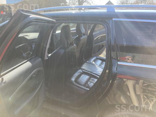 Black Volvo V70 2010 in Aizkraukle, with an engine capacity of 2.40 L and mileage of 452 thousand km for 3990 €, photo 7 on AUTOMOTO.COM.LV
