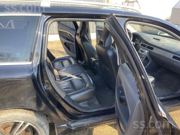 Black Volvo V70 2010 in Aizkraukle, with an engine capacity of 2.40 L and mileage of 452 thousand km for 3990 €, photo 8 on AUTOMOTO.COM.LV