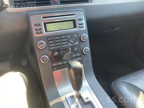 Black Volvo V70 2010 in Aizkraukle, with an engine capacity of 2.40 L and mileage of 452 thousand km for 3990 €, photo 10 on AUTOMOTO.COM.LV