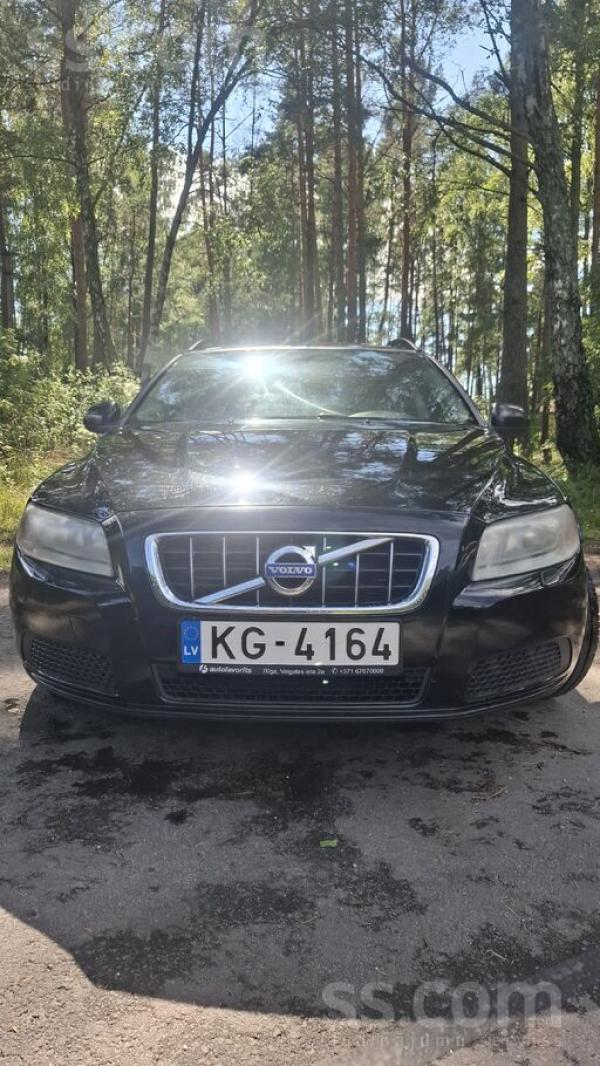 Black Volvo V70 2010 in Riga, with an engine capacity of 2.50 L and mileage of 305 thousand km for 2700 €, photo 3 on AUTOMOTO.COM.LV