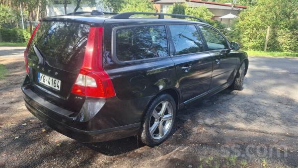 Black Volvo V70 2010 in Riga, with an engine capacity of 2.50 L and mileage of 305 thousand km for 2700 €, photo 6 on AUTOMOTO.COM.LV