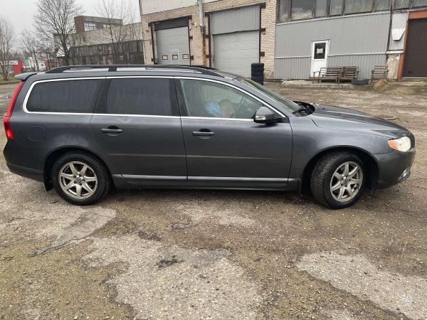 Melns Volvo V70 2010 Panevēža, ar dzinēja tilpumu 2.00 L un nobraukumu 200 tūkst. km par 4200 €, foto 5 vietnē AUTOMOTO.COM.LV