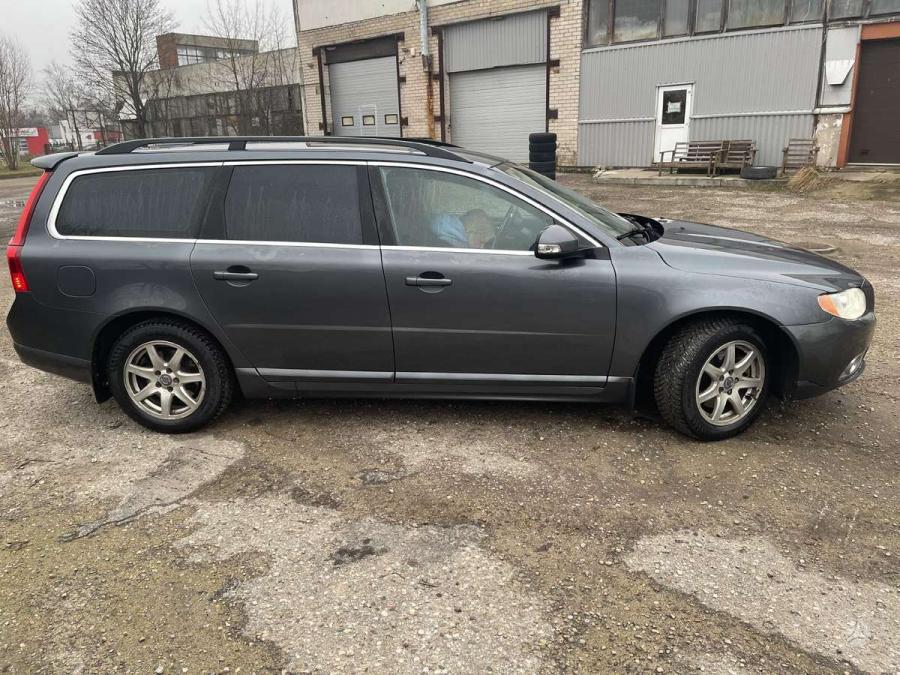 Melns Volvo V70 2010 Panevēža, ar dzinēja tilpumu 2.00 L un nobraukumu 200 tūkst. km par 4200 €, foto 5 vietnē AUTOMOTO.COM.LV