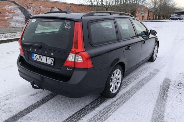 Black Volvo V70 2010 in Siauliai, with an engine capacity of 2.00 L and mileage of 349 thousand km for 2150 €, photo 4 on AUTOMOTO.COM.LV