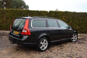 Melns Volvo V70 2010 Alīta, ar dzinēja tilpumu 2.40 L un nobraukumu 274 tūkst. km par 4600 €, foto 4 vietnē AUTOMOTO.COM.LV