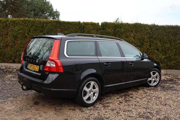 Black Volvo V70 2010 in Alytus, with an engine capacity of 2.40 L and mileage of 274 thousand km for 4600 €, photo 4 on AUTOMOTO.COM.LV