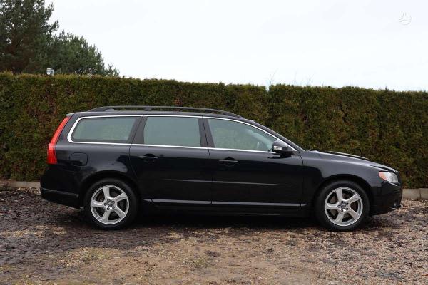Black Volvo V70 2010 in Alytus, with an engine capacity of 2.40 L and mileage of 274 thousand km for 4600 €, photo 6 on AUTOMOTO.COM.LV