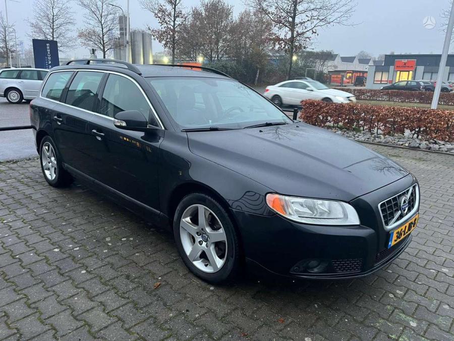 Melns Volvo V70 2010 Viļņa, ar dzinēja tilpumu 2.40 L un nobraukumu 322 tūkst. km par 4300 €, foto 2 vietnē AUTOMOTO.COM.LV
