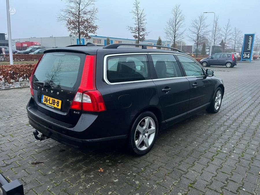 Melns Volvo V70 2010 Viļņa, ar dzinēja tilpumu 2.40 L un nobraukumu 322 tūkst. km par 4300 €, foto 3 vietnē AUTOMOTO.COM.LV