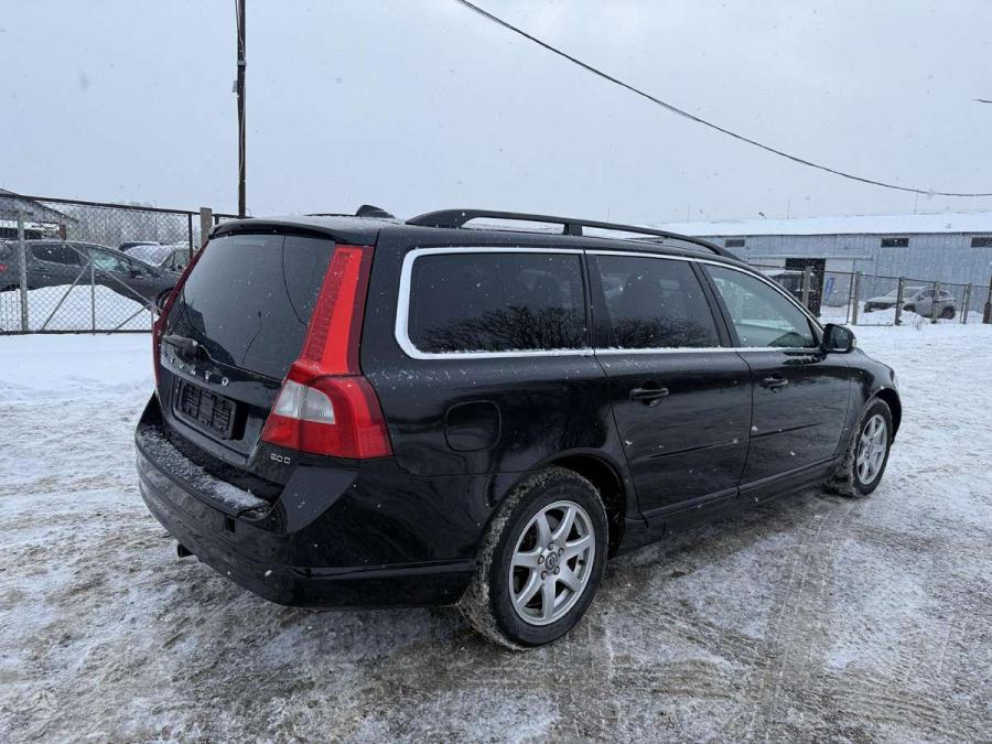 Black Volvo V70 2010 in Siauliai, with an engine capacity of 2.00 L and mileage of 308 thousand km for 3650 €, photo 3 on AUTOMOTO.COM.LV