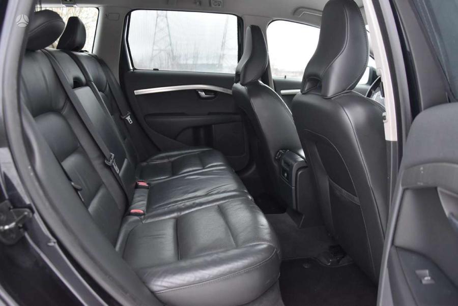 Black Volvo V70 2010 in Vilnius, with an engine capacity of 2.40 L and mileage of 277 thousand km for 4500 €, photo 10 on AUTOMOTO.COM.LV