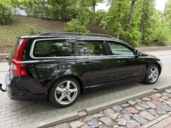 Black Volvo V70 2010 in Bauska, with an engine capacity of 1.60 L and mileage of 285 thousand km for 3900 €, photo 5 on AUTOMOTO.COM.LV