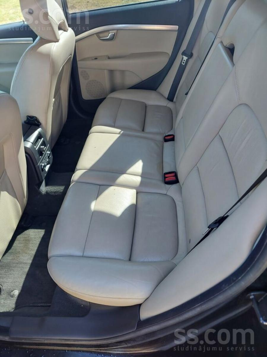 Melns Volvo V70 2010 Talsi, ar dzinēja tilpumu 2.40 L un nobraukumu 250 tūkst. km par 5850 €, foto 13 vietnē AUTOMOTO.COM.LV
