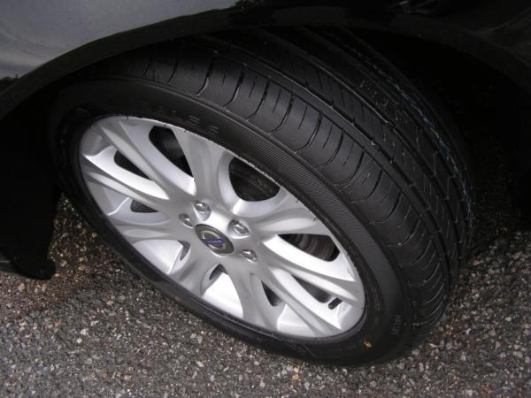 Black Volvo V70 2010 in Riga, with an engine capacity of 2.40 L and mileage of 282 thousand km for 6450 €, photo 3 on AUTOMOTO.COM.LV