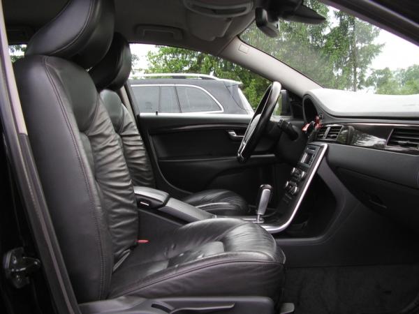 Black Volvo V70 2010 in Riga, with an engine capacity of 2.40 L and mileage of 282 thousand km for 6450 €, photo 6 on AUTOMOTO.COM.LV