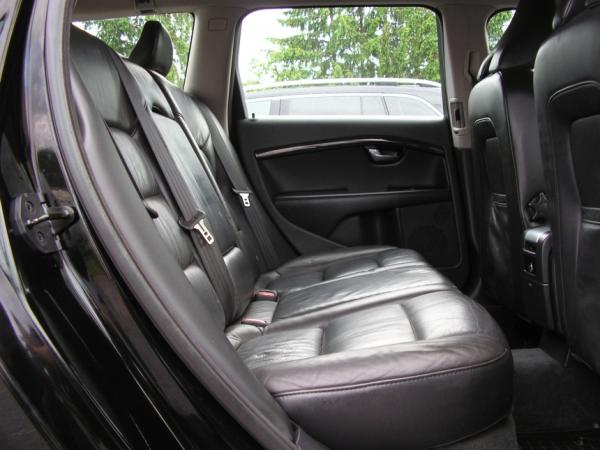 Black Volvo V70 2010 in Riga, with an engine capacity of 2.40 L and mileage of 282 thousand km for 6450 €, photo 8 on AUTOMOTO.COM.LV