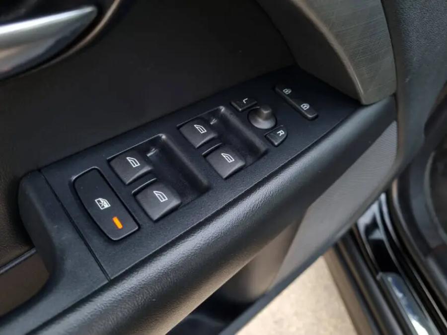Black Volvo V70 2010 in Jekabpils, with an engine capacity of 2.40 L and mileage of 289 thousand km for 6250 €, photo 15 on AUTOMOTO.COM.LV