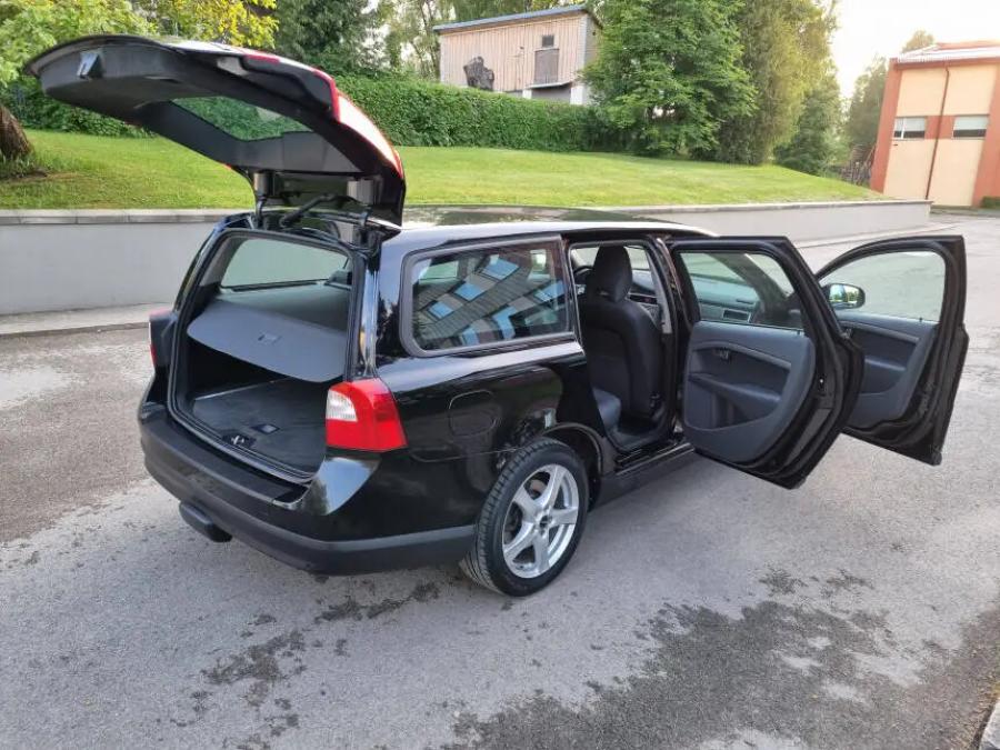 Black Volvo V70 2010 in Jekabpils, with an engine capacity of 2.40 L and mileage of 289 thousand km for 6250 €, photo 22 on AUTOMOTO.COM.LV
