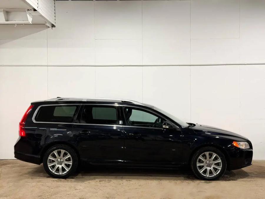 Black Volvo V70 2010 in Jurmala, with an engine capacity of 2.00 L and mileage of 293 thousand km for 6750 €, photo 11 on AUTOMOTO.COM.LV