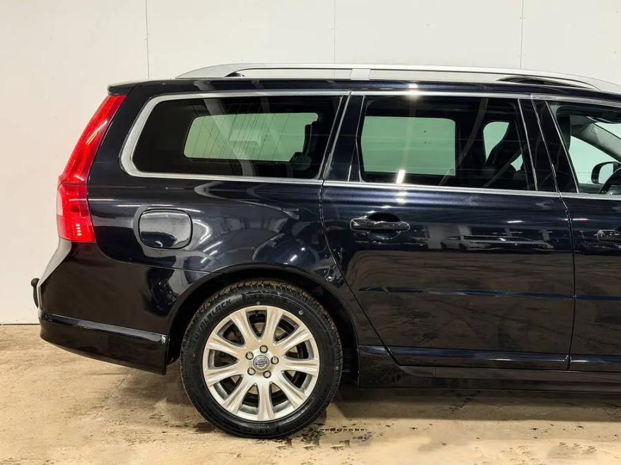 Black Volvo V70 2010 in Jurmala, with an engine capacity of 2.00 L and mileage of 293 thousand km for 6750 €, photo 12 on AUTOMOTO.COM.LV
