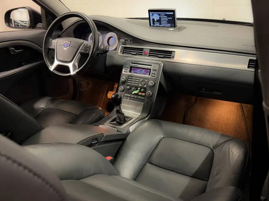 Black Volvo V70 2010 in Jurmala, with an engine capacity of 2.00 L and mileage of 293 thousand km for 6750 €, photo 21 on AUTOMOTO.COM.LV