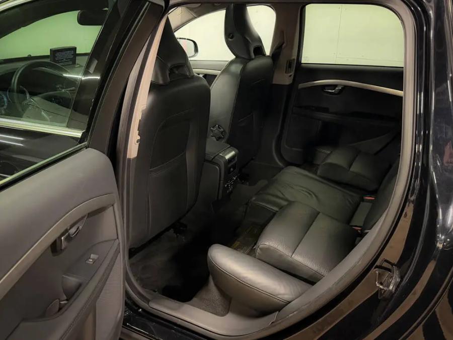 Black Volvo V70 2010 in Jurmala, with an engine capacity of 2.00 L and mileage of 293 thousand km for 6750 €, photo 24 on AUTOMOTO.COM.LV