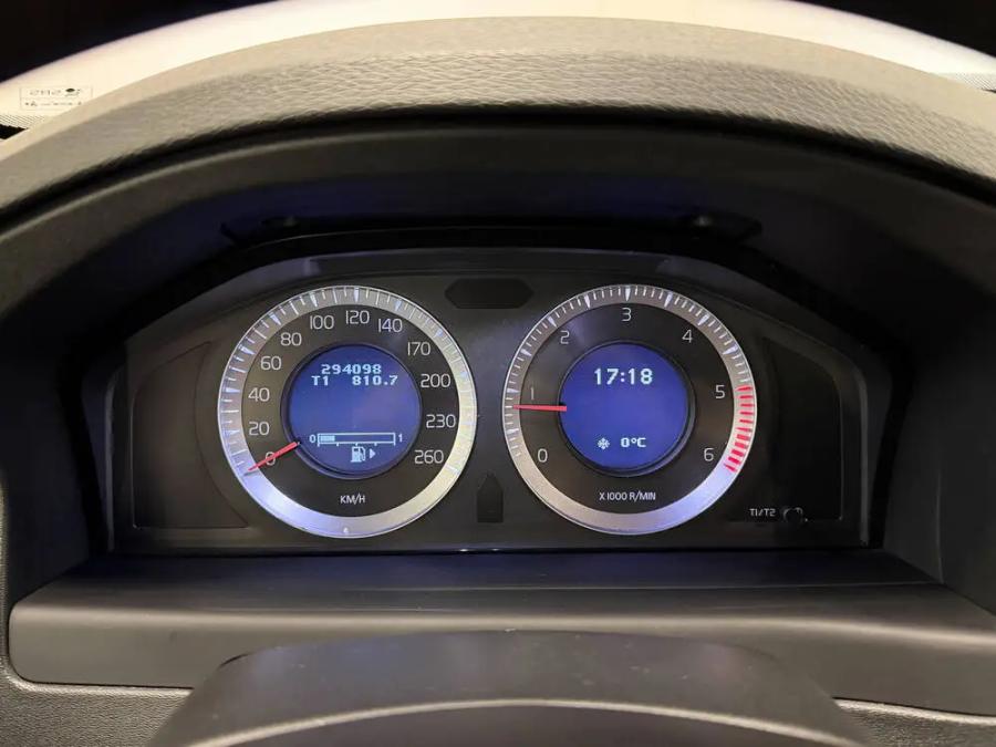 Black Volvo V70 2010 in Jurmala, with an engine capacity of 2.00 L and mileage of 293 thousand km for 6750 €, photo 35 on AUTOMOTO.COM.LV