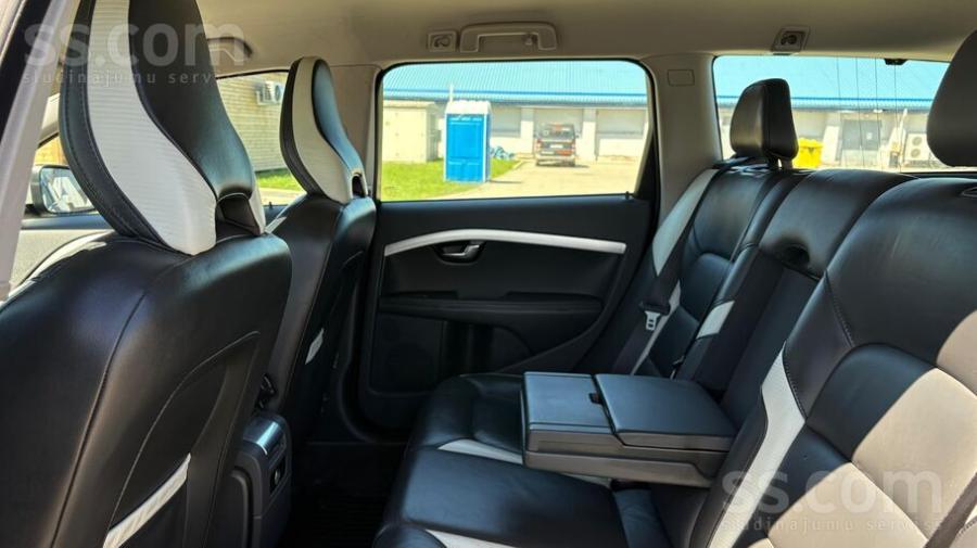 Melns Volvo V70 2010 Liepāja, ar dzinēja tilpumu 2.00 L un nobraukumu 385 tūkst. km par 4950 €, foto 21 vietnē AUTOMOTO.COM.LV