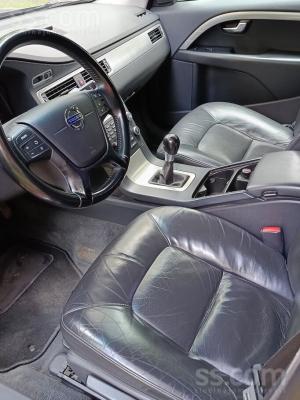 Black Volvo V70 2010 in Riga, with an engine capacity of 2.00 L and mileage of 330 thousand km for 2200 €, photo 4 on AUTOMOTO.COM.LV