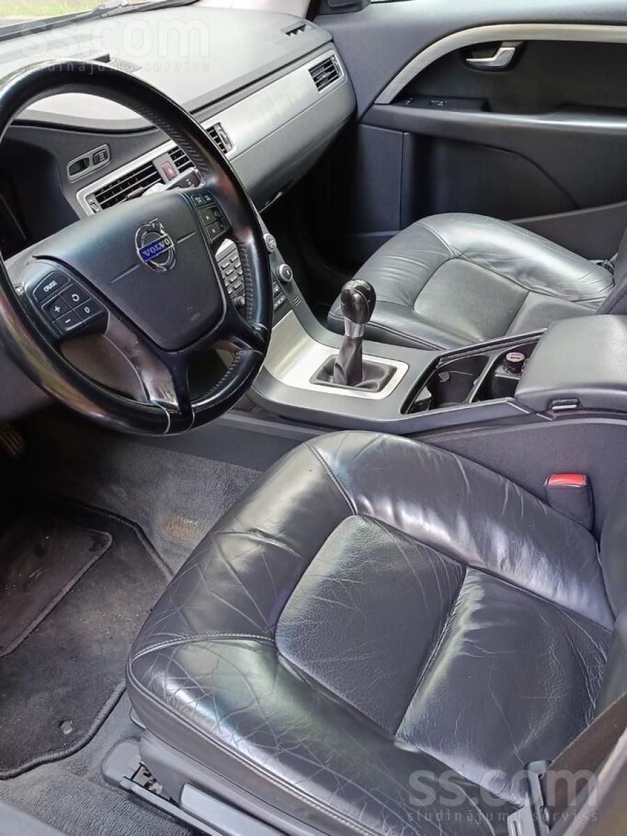 Black Volvo V70 2010 in Riga, with an engine capacity of 2.00 L and mileage of 330 thousand km for 2200 €, photo 4 on AUTOMOTO.COM.LV