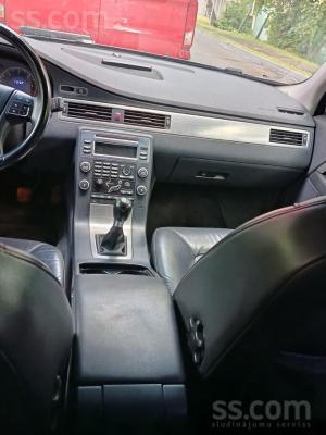 Black Volvo V70 2010 in Riga, with an engine capacity of 2.00 L and mileage of 330 thousand km for 2200 €, photo 5 on AUTOMOTO.COM.LV
