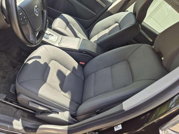 Melns Volvo V70 2010 Kauņa, ar dzinēja tilpumu 2.40 L un nobraukumu 30 tūkst. km par 4990 €, foto 9 vietnē AUTOMOTO.COM.LV
